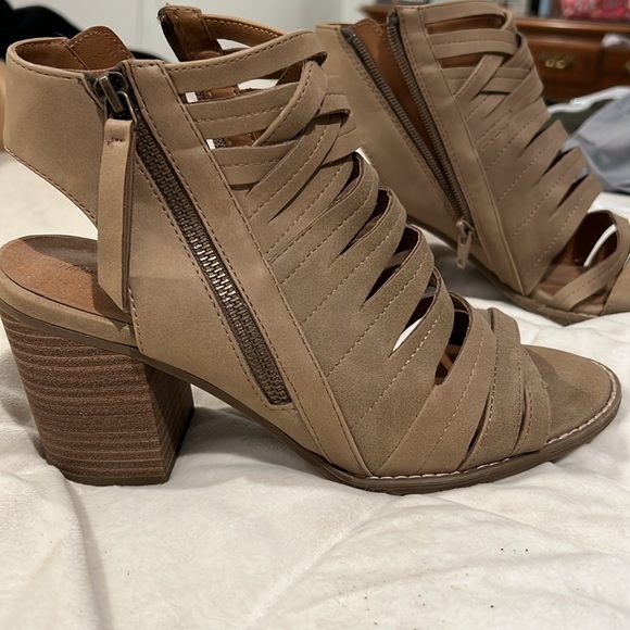 Universal Thread | Shoes | Universal Thread Tan Strappy Sandal With ...